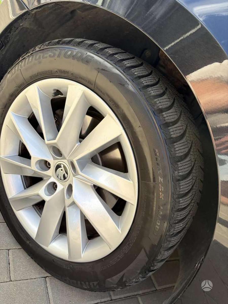 Black Skoda SuperB 2018 in Vilnius, with an engine capacity of 1.60 L and mileage of 221 thousand km for 10400 €, photo 21 on AUTOMOTO.COM.LV