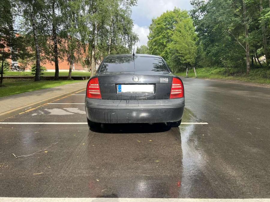 Black Skoda SuperB 2004 in Vilnius, with an engine capacity of 1.90 L and mileage of 342 thousand km for 1000 €, photo 4 on AUTOMOTO.COM.LV
