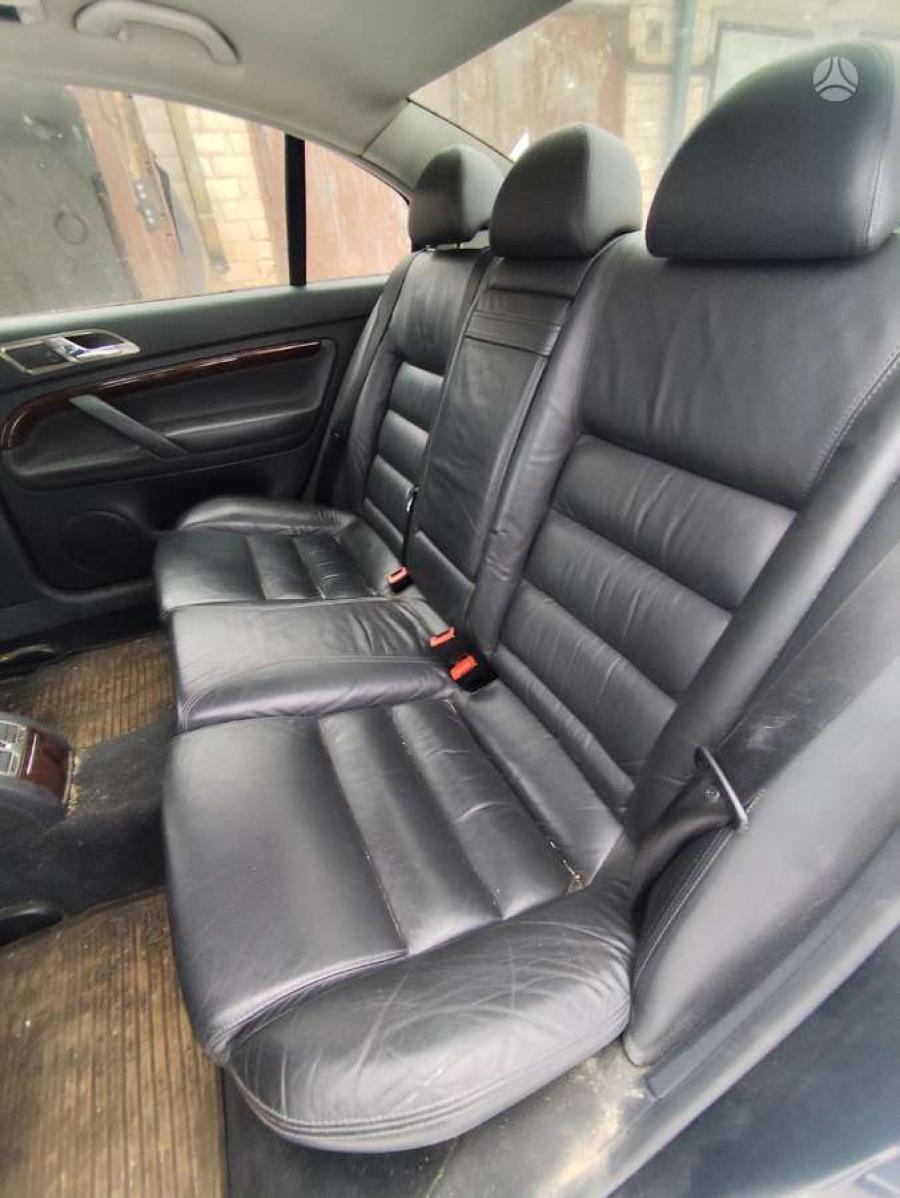 Black Skoda SuperB 2006 in Ukmerge, with an engine capacity of 1.97 L and mileage of 301 thousand km for 1400 €, photo 6 on AUTOMOTO.COM.LV