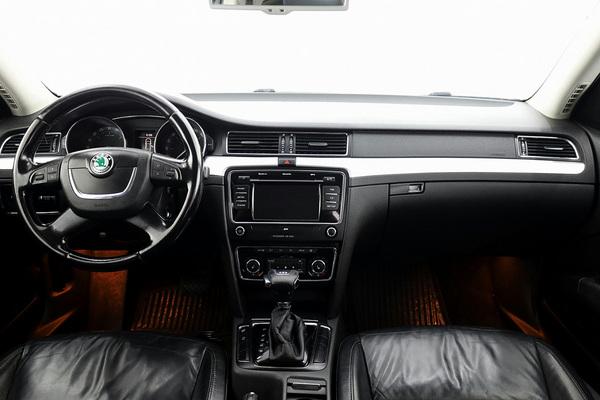Black Skoda SuperB 2009 in Tallinn, with an engine capacity of 2.00 L and mileage of 372 thousand km for 2099 €, photo 5 on AUTOMOTO.COM.LV