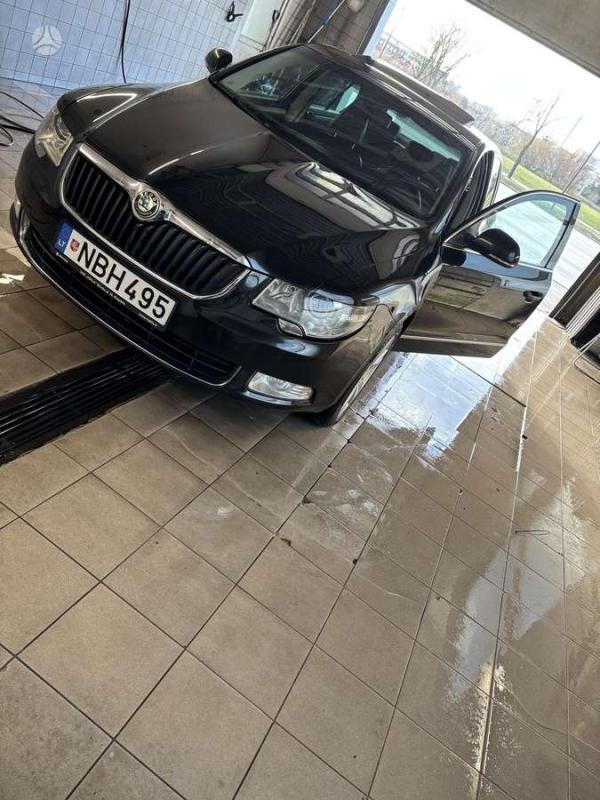 Black Skoda SuperB 2009 in Kaunas, with an engine capacity of 1.97 L and mileage of 320 thousand km for 5000 €, photo 3 on AUTOMOTO.COM.LV
