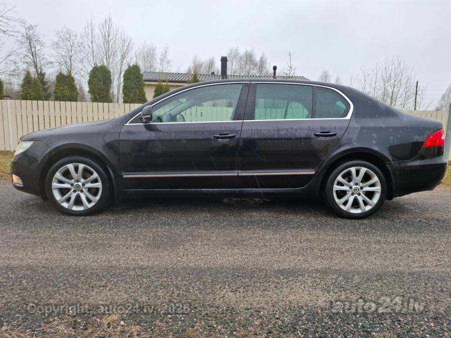 Black Skoda SuperB 2010 in Tartu, with an engine capacity of 2.00 L and mileage of 261 thousand km for 4499 €, photo 8 on AUTOMOTO.COM.LV