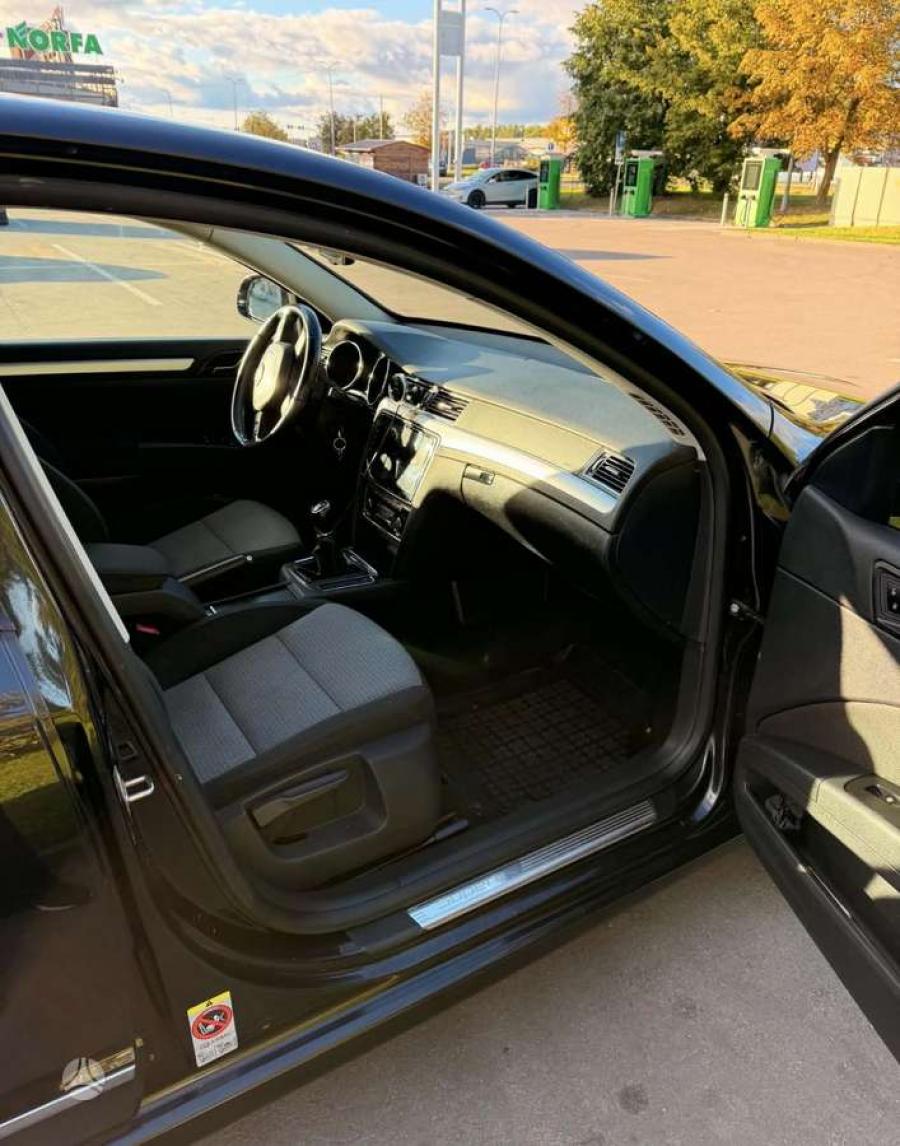 Black Skoda SuperB 2013 in Siauliai, with an engine capacity of 1.97 L and mileage of 269 thousand km for 4500 €, photo 10 on AUTOMOTO.COM.LV