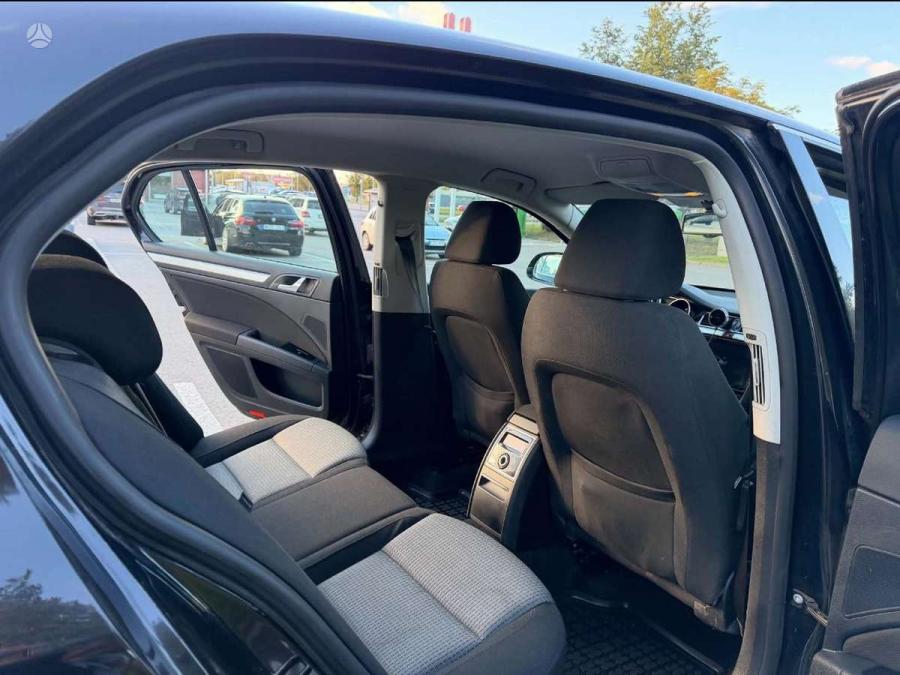Black Skoda SuperB 2013 in Siauliai, with an engine capacity of 1.97 L and mileage of 269 thousand km for 4500 €, photo 11 on AUTOMOTO.COM.LV