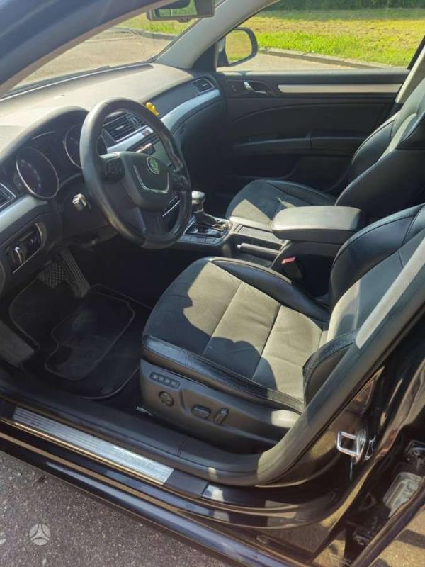 Black Skoda SuperB 2010 in Kaunas, with an engine capacity of 2.00 L and mileage of 404 thousand km for 3500 €, photo 6 on AUTOMOTO.COM.LV