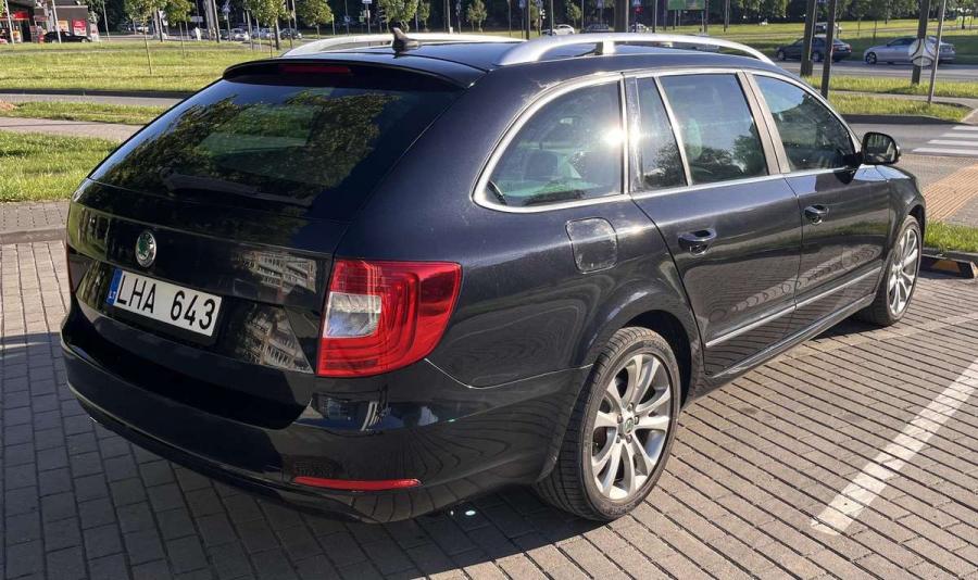 Black Skoda SuperB 2011 in Kaunas, with an engine capacity of 1.97 L and mileage of 370 thousand km for 5900 €, photo 8 on AUTOMOTO.COM.LV