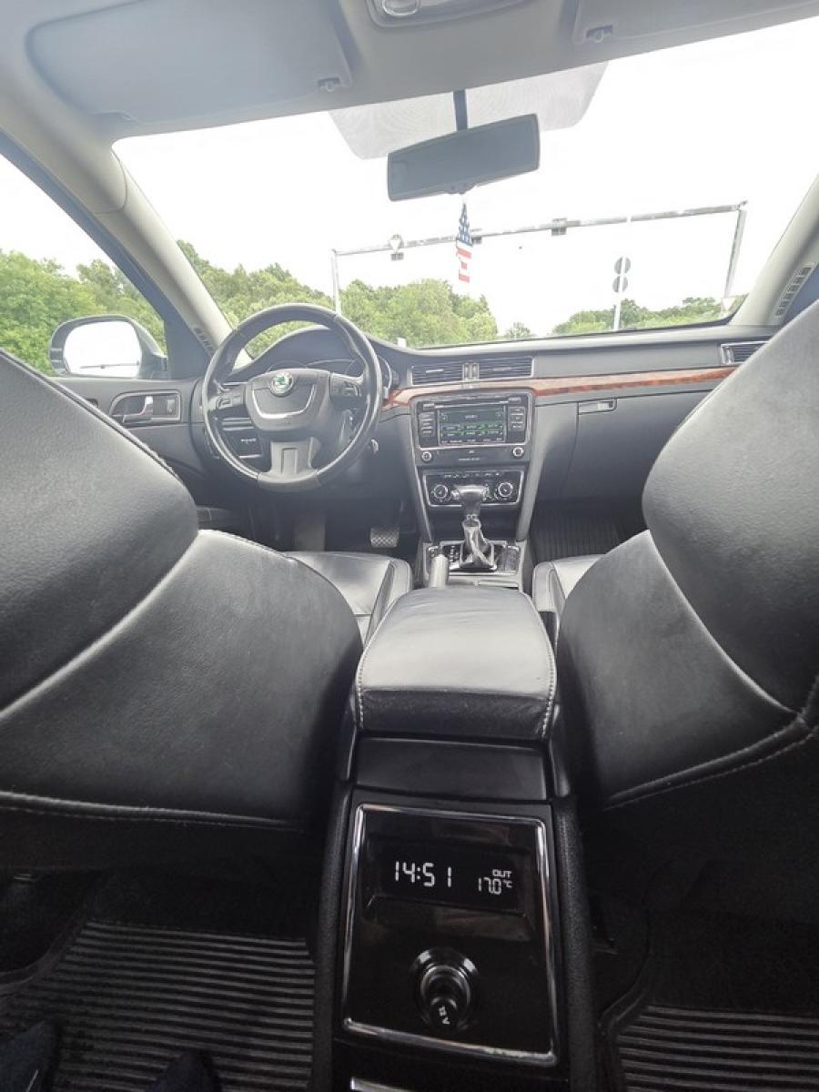Melns Skoda SuperB 2011 Tallina, ar dzinēja tilpumu 2.00 L un nobraukumu 306 tūkst. km par 5800 €, foto 20 vietnē AUTOMOTO.COM.LV