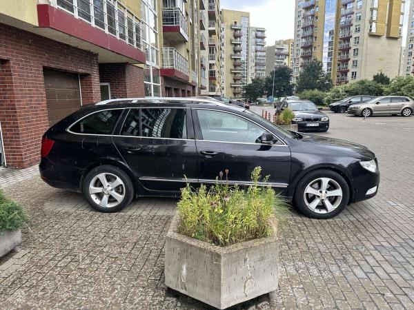 Melns Skoda SuperB 2011 Viļņa, ar dzinēja tilpumu 1.97 L un nobraukumu 390 tūkst. km par 2650 €, foto 5 vietnē AUTOMOTO.COM.LV