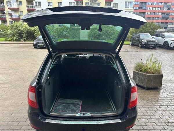 Melns Skoda SuperB 2011 Viļņa, ar dzinēja tilpumu 1.97 L un nobraukumu 390 tūkst. km par 2650 €, foto 8 vietnē AUTOMOTO.COM.LV