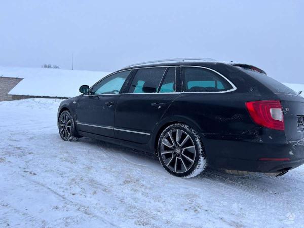 Black Skoda SuperB 2012 in Sirvintos, with an engine capacity of 1.97 L and mileage of 388 thousand km for 3550 €, photo 5 on AUTOMOTO.COM.LV