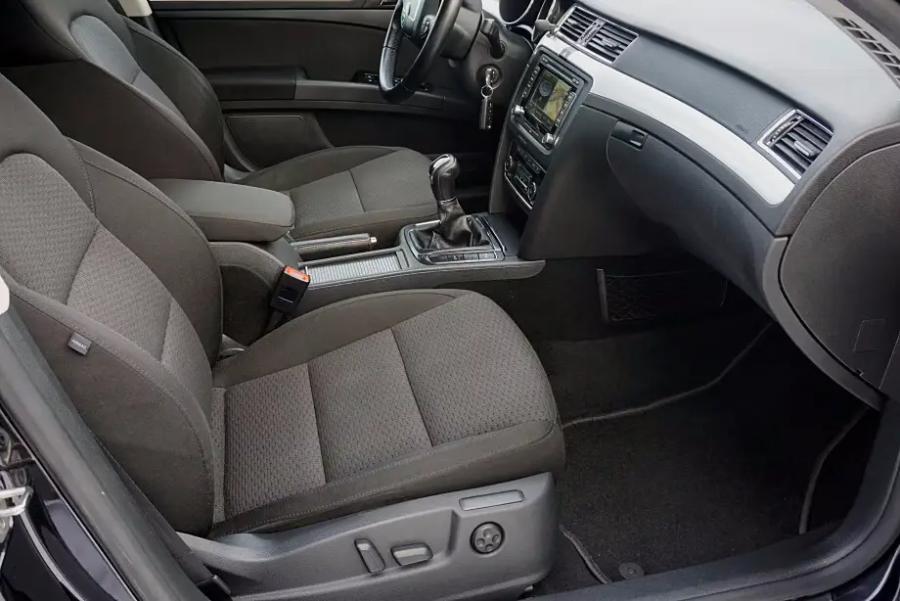 Black Skoda SuperB 2012 in Riga, with an engine capacity of 2.00 L and mileage of 238 thousand km for 6500 €, photo 16 on AUTOMOTO.COM.LV