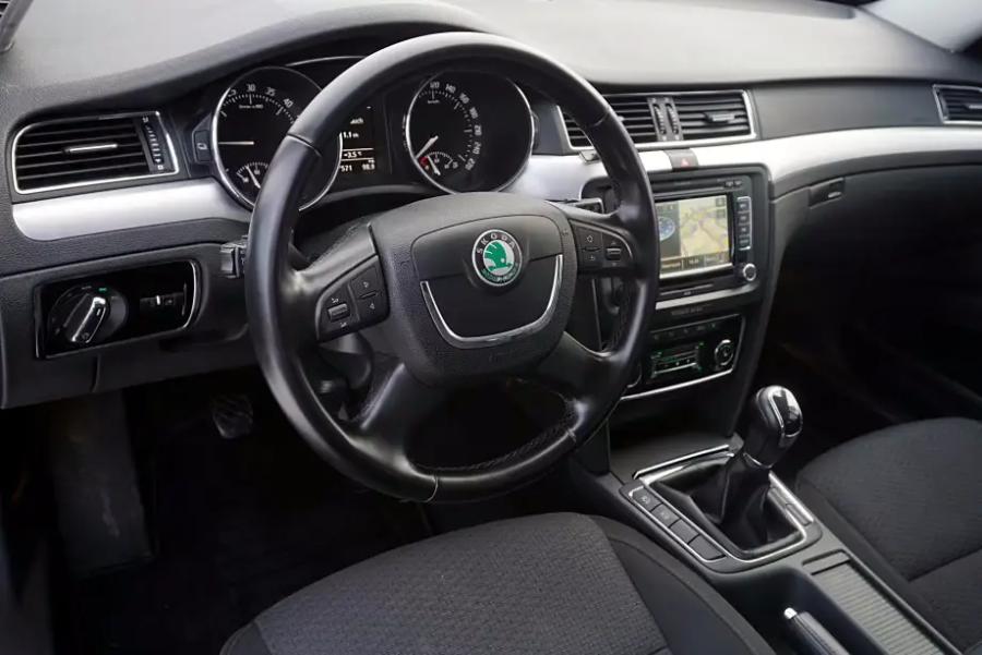 Black Skoda SuperB 2012 in Riga, with an engine capacity of 2.00 L and mileage of 238 thousand km for 6500 €, photo 20 on AUTOMOTO.COM.LV