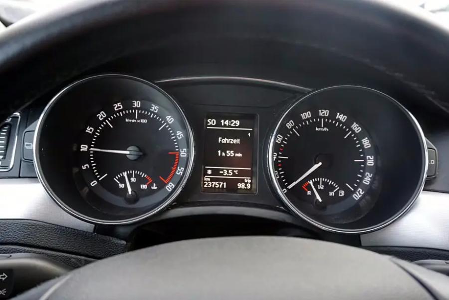 Black Skoda SuperB 2012 in Riga, with an engine capacity of 2.00 L and mileage of 238 thousand km for 6500 €, photo 21 on AUTOMOTO.COM.LV