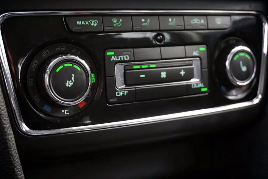 Black Skoda SuperB 2012 in Riga, with an engine capacity of 2.00 L and mileage of 238 thousand km for 6500 €, photo 25 on AUTOMOTO.COM.LV