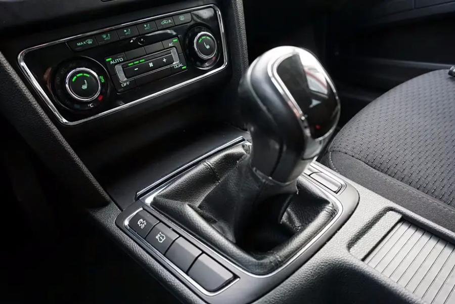 Black Skoda SuperB 2012 in Riga, with an engine capacity of 2.00 L and mileage of 238 thousand km for 6500 €, photo 28 on AUTOMOTO.COM.LV