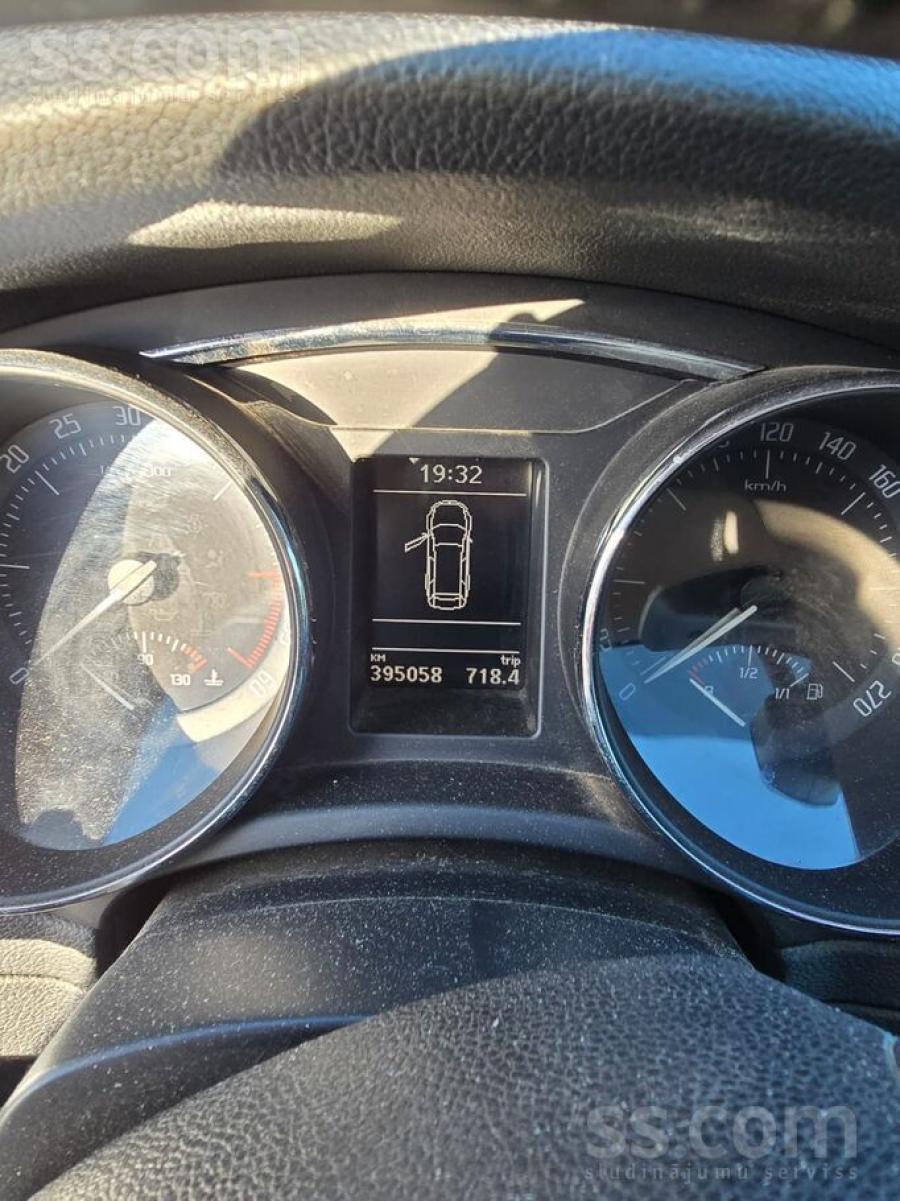 Black Skoda SuperB 2012 in Jelgava, with an engine capacity of 1.60 L and mileage of 395 thousand km for 3300 €, photo 6 on AUTOMOTO.COM.LV
