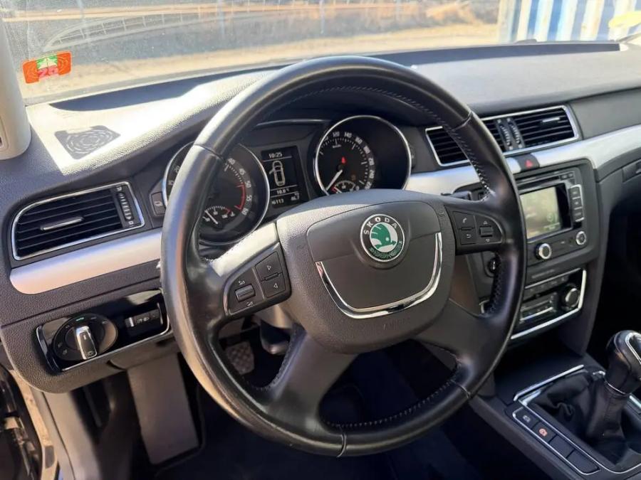 Melns Skoda SuperB 2012 Rīga, ar dzinēja tilpumu 2.00 L un nobraukumu 298 tūkst. km par 5995 €, foto 13 vietnē AUTOMOTO.COM.LV