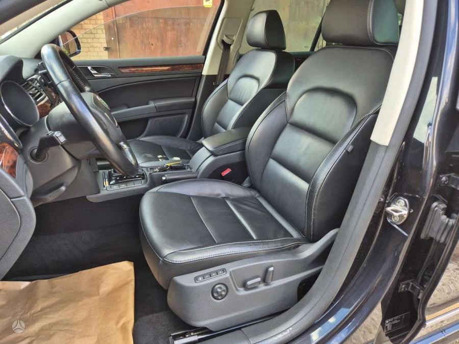 Black Skoda SuperB 2012 in Utena, with an engine capacity of 3.60 L and mileage of 257 thousand km for 4990 €, photo 12 on AUTOMOTO.COM.LV