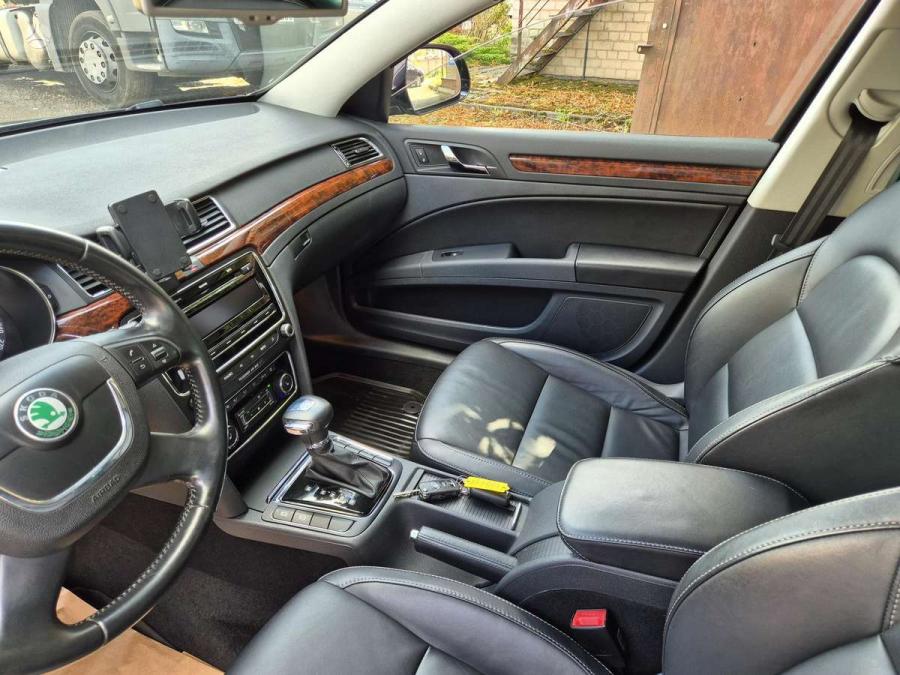 Black Skoda SuperB 2012 in Utena, with an engine capacity of 3.60 L and mileage of 257 thousand km for 4990 €, photo 13 on AUTOMOTO.COM.LV