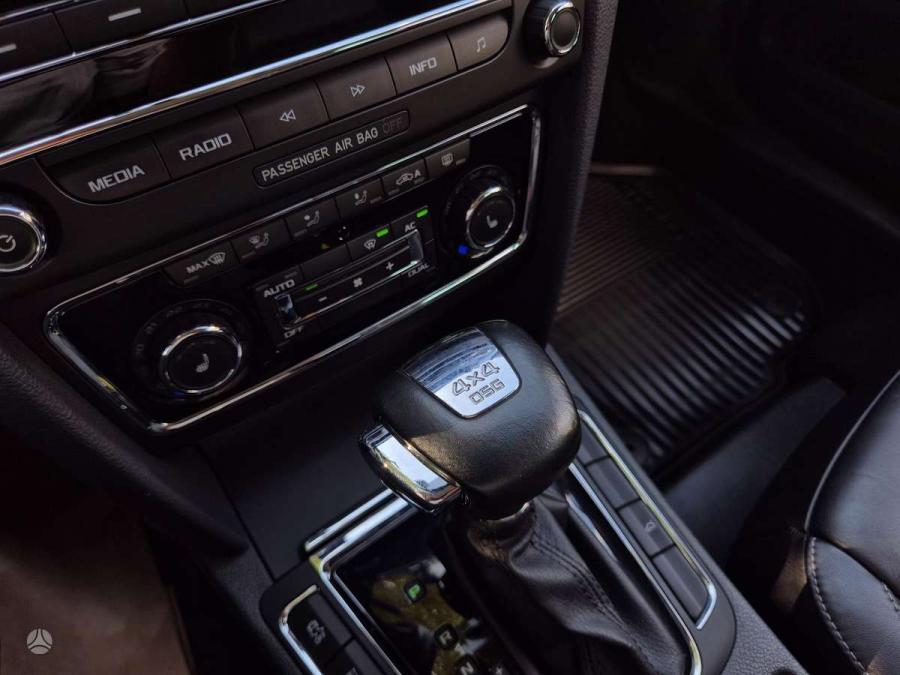 Black Skoda SuperB 2012 in Utena, with an engine capacity of 3.60 L and mileage of 257 thousand km for 4990 €, photo 17 on AUTOMOTO.COM.LV