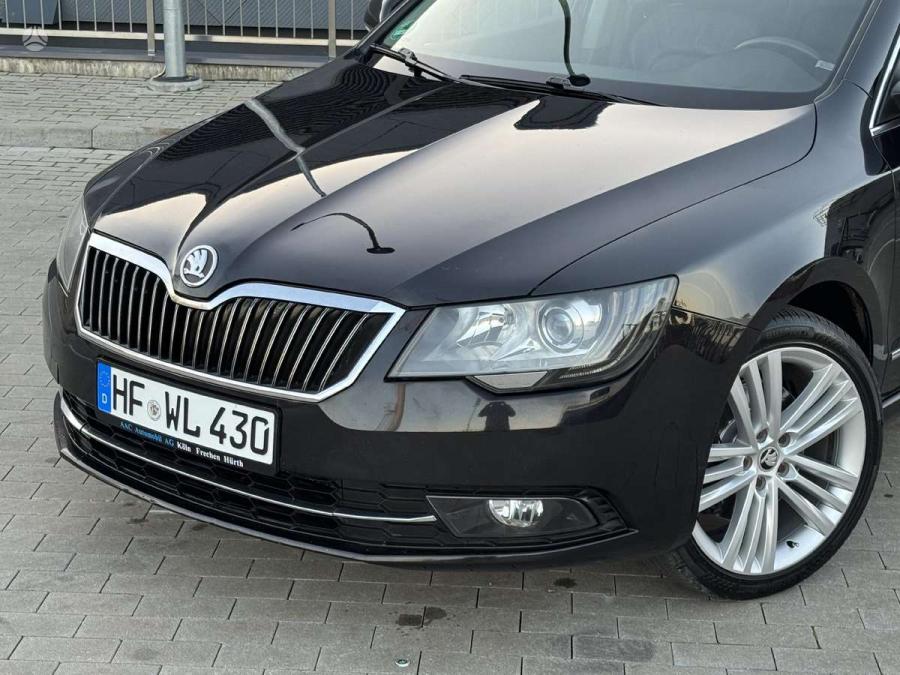 Black Skoda SuperB 2013 in Jonava, with an engine capacity of 1.97 L and mileage of 299 thousand km for 7500 €, photo 4 on AUTOMOTO.COM.LV