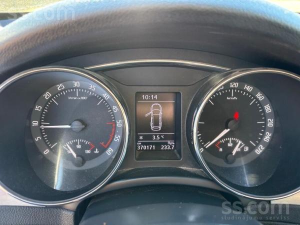 Black Skoda SuperB 2013 in Bauska, with an engine capacity of 2.00 L and mileage of 370 thousand km for 5200 €, photo 5 on AUTOMOTO.COM.LV