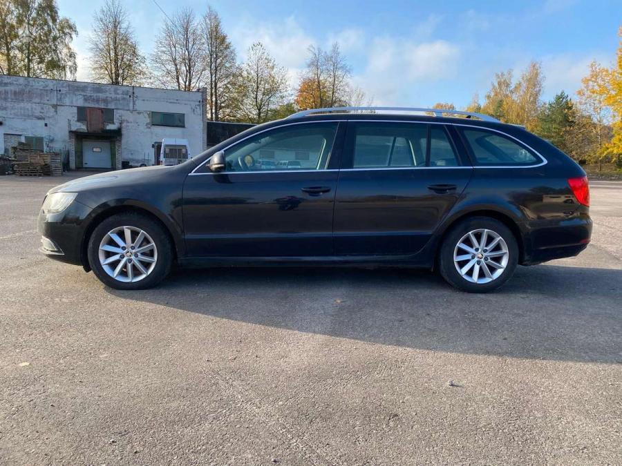 Black Skoda SuperB 2014 in Raseiniai, with an engine capacity of 1.60 L and mileage of 227 thousand km for 4700 €, photo 3 on AUTOMOTO.COM.LV