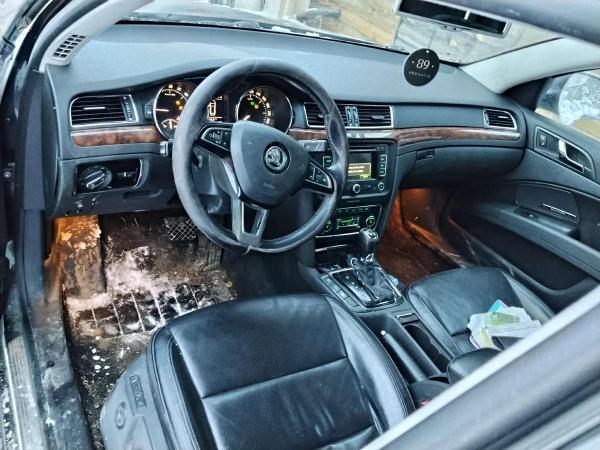 Black Skoda SuperB 2015 in Kelme, with an engine capacity of 1.97 L and mileage of 350 thousand km for 5500 €, photo 6 on AUTOMOTO.COM.LV
