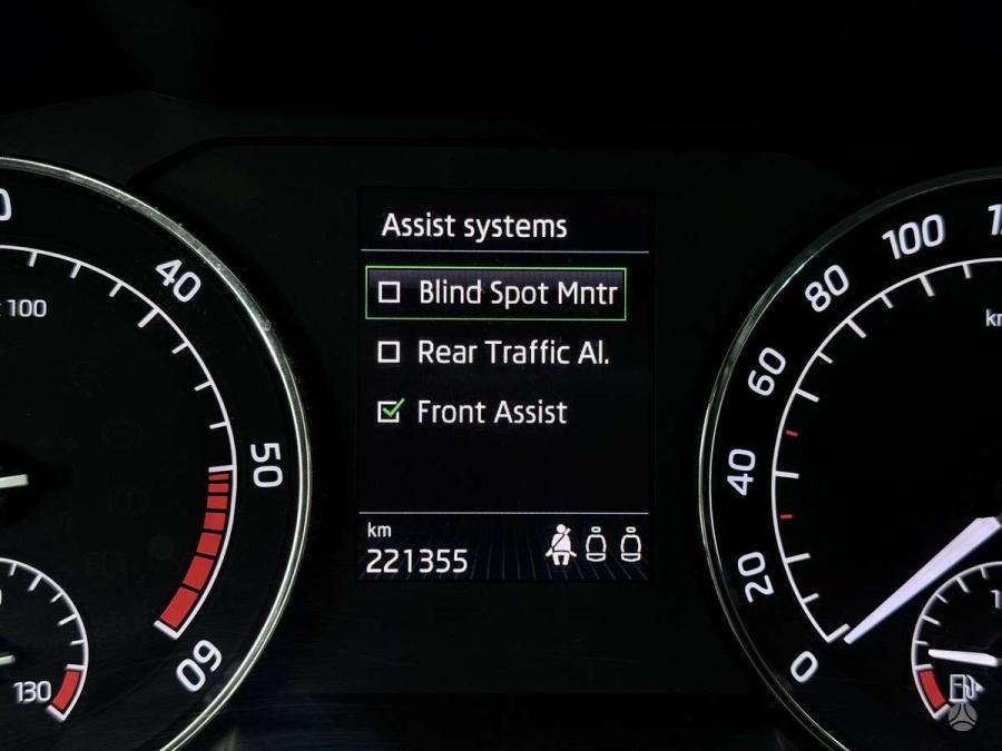 Black Skoda SuperB 2015 in Vilnius, with an engine capacity of 1.60 L and mileage of 223 thousand km for 9290 €, photo 33 on AUTOMOTO.COM.LV