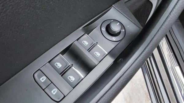 Black Skoda SuperB 2019 in Riga, with an engine capacity of 2.00 L and mileage of 186 thousand km for 15900 €, photo 7 on AUTOMOTO.COM.LV