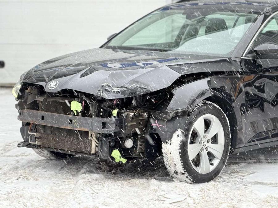 Black Skoda SuperB 2020 in Kaunas, with an engine capacity of 1.40 L and mileage of 178 thousand km for 9800 €, photo 4 on AUTOMOTO.COM.LV