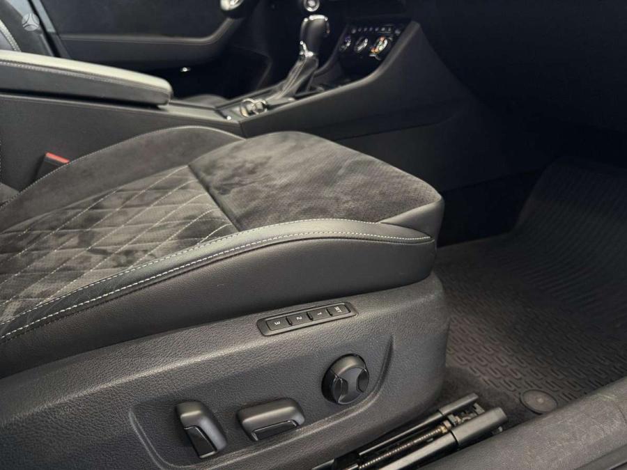 Black Skoda SuperB 2020 in Vilnius, with an engine capacity of 1.40 L and mileage of 127 thousand km for 20989 €, photo 33 on AUTOMOTO.COM.LV