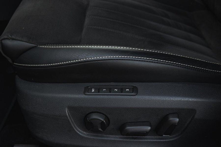 Black Skoda SuperB 2023 in Ventspils, with an engine capacity of 2.00 L and mileage of 204 thousand km for 21700 €, photo 29 on AUTOMOTO.COM.LV
