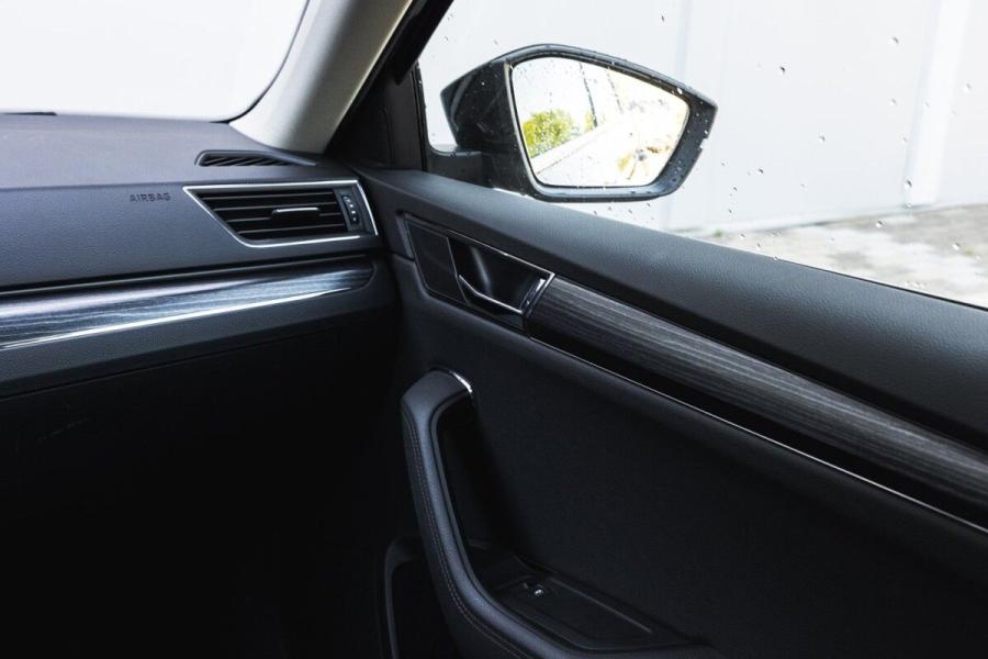 Black Skoda SuperB 2023 in Ventspils, with an engine capacity of 2.00 L and mileage of 204 thousand km for 21700 €, photo 31 on AUTOMOTO.COM.LV