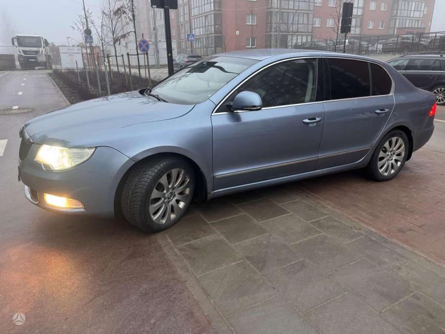 Blue Skoda SuperB 2009 in Vilnius, with an engine capacity of 1.97 L and mileage of 377 thousand km for 3490 €, photo 4 on AUTOMOTO.COM.LV