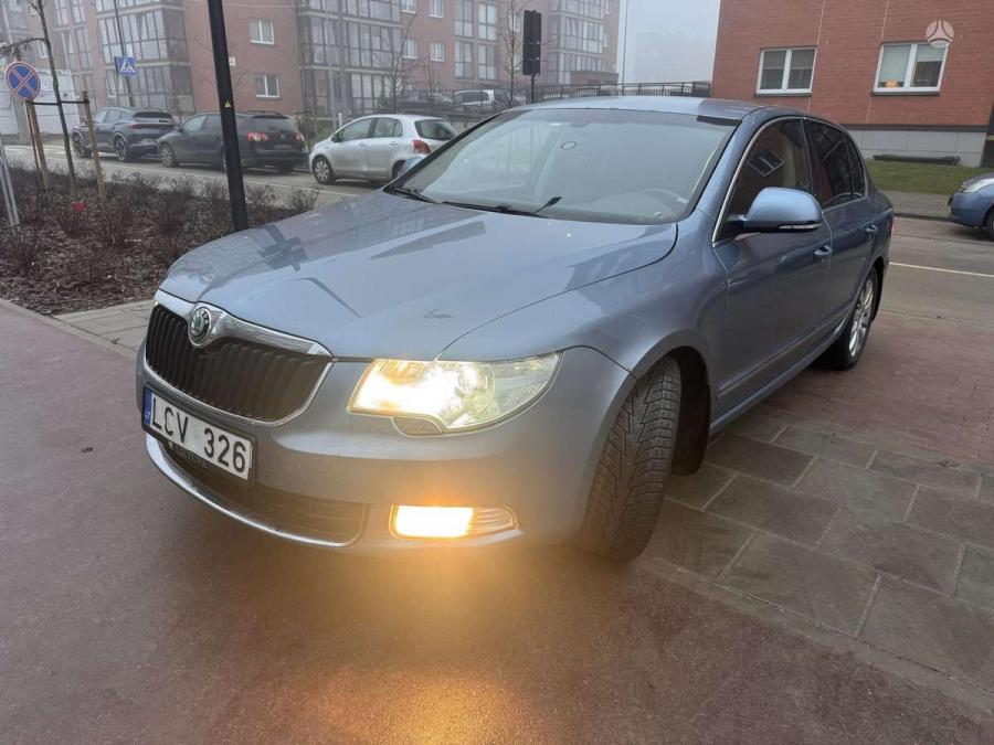 Blue Skoda SuperB 2009 in Vilnius, with an engine capacity of 1.97 L and mileage of 377 thousand km for 3490 €, photo 8 on AUTOMOTO.COM.LV