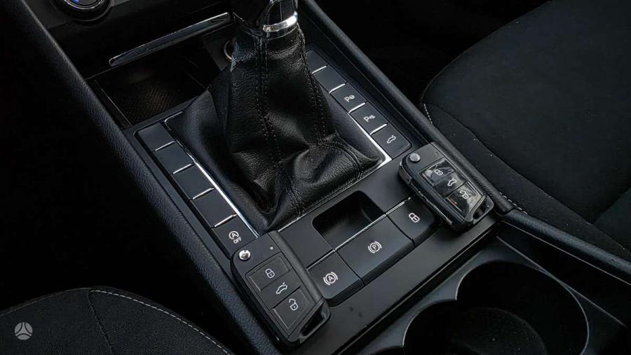 Blue Skoda SuperB 2016 in Siauliai, with an engine capacity of 1.97 L and mileage of 306 thousand km for 6500 €, photo 23 on AUTOMOTO.COM.LV