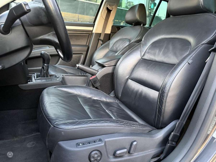 Brown Skoda SuperB 2011 in Vilnius, with an engine capacity of 1.97 L and mileage of 370 thousand km for 2499 €, photo 11 on AUTOMOTO.COM.LV
