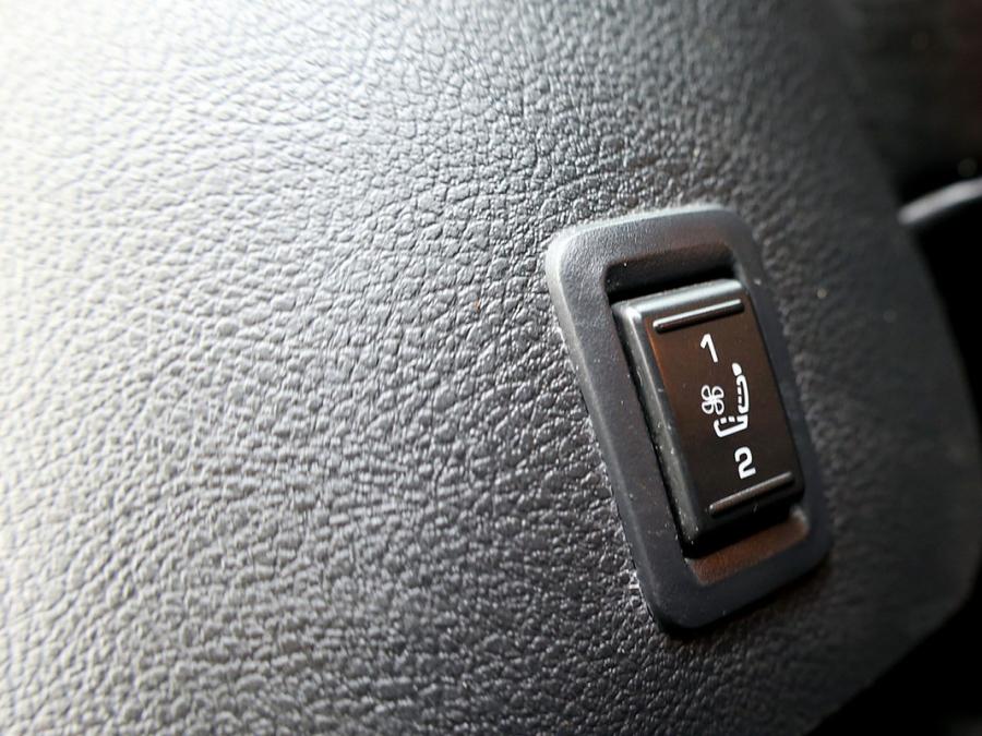 Brūns Skoda SuperB 2012 Tallina, ar dzinēja tilpumu 2.00 L un nobraukumu 338 tūkst. km par 3499 €, foto 19 vietnē AUTOMOTO.COM.LV
