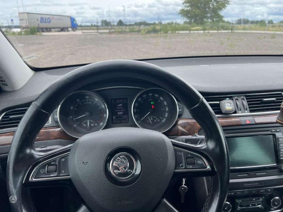 Brown Skoda SuperB 2014 in Marijampole, with an engine capacity of 3.60 L and mileage of 297 thousand km for 3301 €, photo 6 on AUTOMOTO.COM.LV