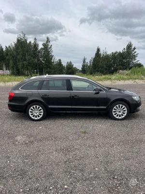 Brown Skoda SuperB 2014 in Marijampole, with an engine capacity of 3.60 L and mileage of 297 thousand km for 3301 €, photo 9 on AUTOMOTO.COM.LV