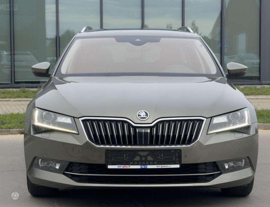 Green Skoda SuperB 2017 in Siauliai, with an engine capacity of 1.80 L and mileage of 209 thousand km for 10990 €, photo 3 on AUTOMOTO.COM.LV