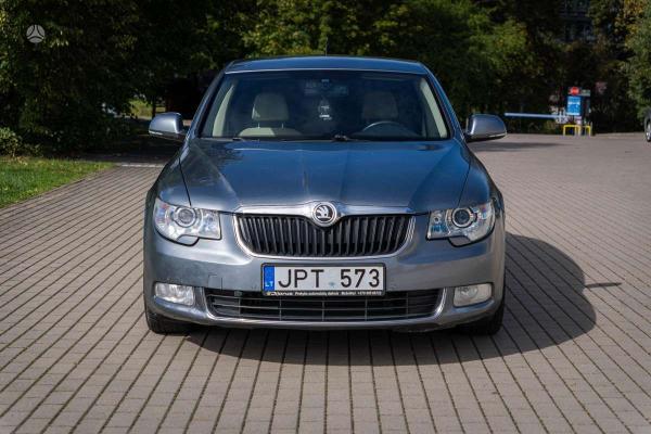 Skoda SuperB 2008 in Vilnius on AUTOMOTO.COM.LV Grey Skoda SuperB 2008 in Vilnius, with an engine capacity of 1.97 L and mileage of 315 thousand km for 3500 €, photo 3 on AUTOMOTO.COM.LV