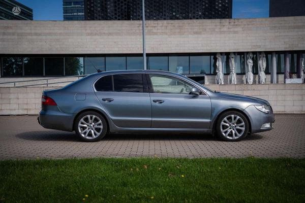 Skoda SuperB 2008 in Vilnius on AUTOMOTO.COM.LV Grey Skoda SuperB 2008 in Vilnius, with an engine capacity of 1.97 L and mileage of 315 thousand km for 3500 €, photo 5 on AUTOMOTO.COM.LV