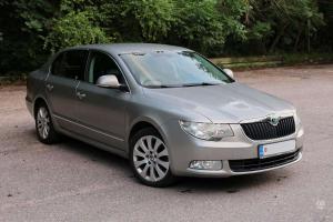 Pelēks Skoda SuperB 2010 Viļņa, ar dzinēja tilpumu 1.97 L un nobraukumu 337 tūkst. km par 3200 €, foto  vietnē AUTOMOTO.COM.LV