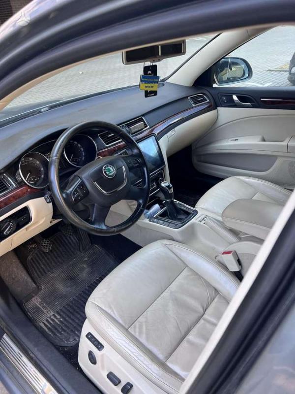 Pelēks Skoda SuperB 2008 Viļņa, ar dzinēja tilpumu 1.80 L un nobraukumu 218 tūkst. km par 1500 €, foto 10 vietnē AUTOMOTO.COM.LV