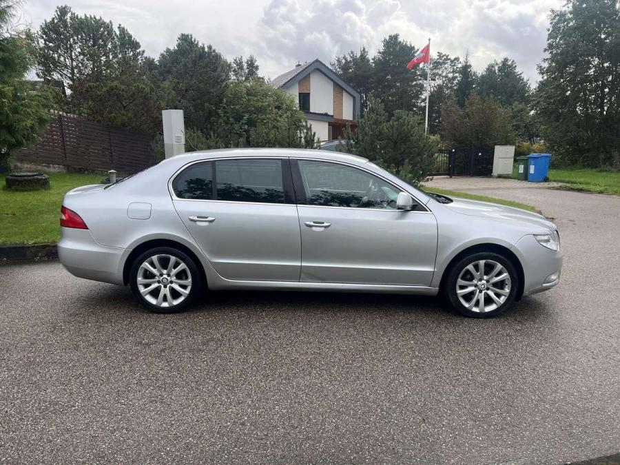 Grey Skoda SuperB 2008 in Vilnius, with an engine capacity of 1.97 L and mileage of 402 thousand km for 2500 €, photo 5 on AUTOMOTO.COM.LV