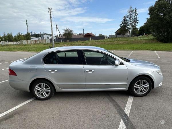 Pelēks Skoda SuperB 2011 Telšiai, ar dzinēja tilpumu 2.00 L un nobraukumu 267 tūkst. km par 4350 €, foto 6 vietnē AUTOMOTO.COM.LV