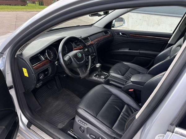 Pelēks Skoda SuperB 2011 Telšiai, ar dzinēja tilpumu 2.00 L un nobraukumu 267 tūkst. km par 4350 €, foto 10 vietnē AUTOMOTO.COM.LV