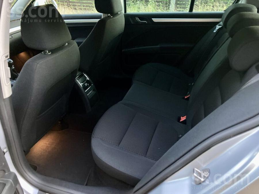 Pelēks Skoda SuperB 2014 Rīga, ar dzinēja tilpumu 1.60 L un nobraukumu 136 tūkst. km par 6900 €, foto 16 vietnē AUTOMOTO.COM.LV